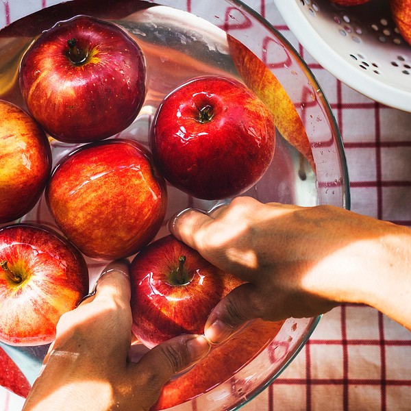 Aerial view hands washing apples | Premium Photo - rawpixel