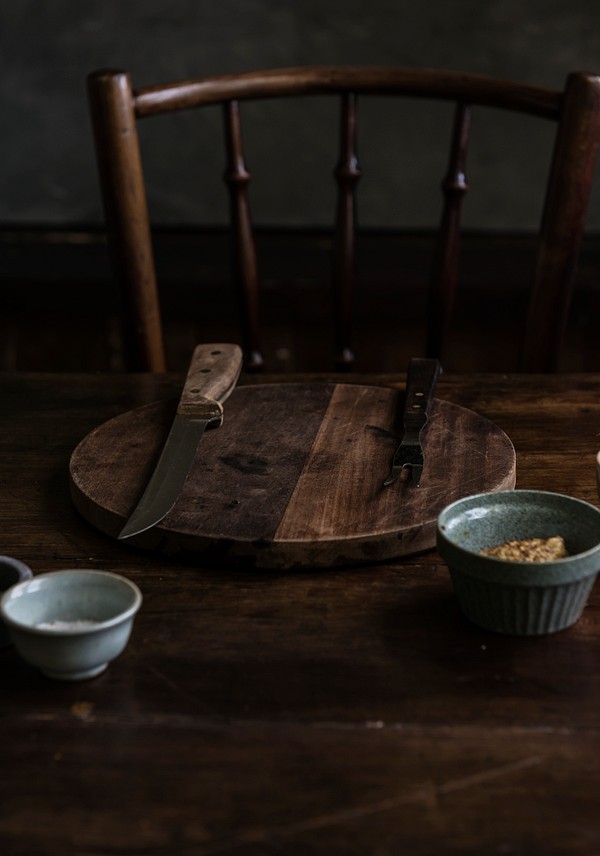 Wooden cutting board dark room | Premium Photo - rawpixel