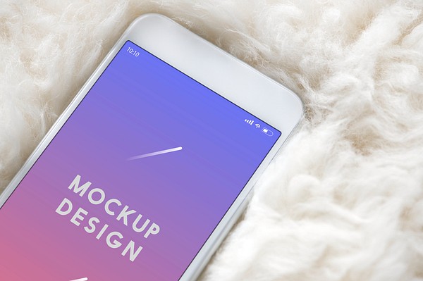 Mobile phone screen mockup on fur | Premium PSD - rawpixel