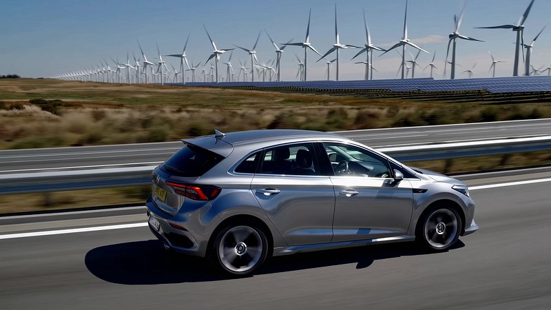 Dynamic side view silver car | Free Video - rawpixel