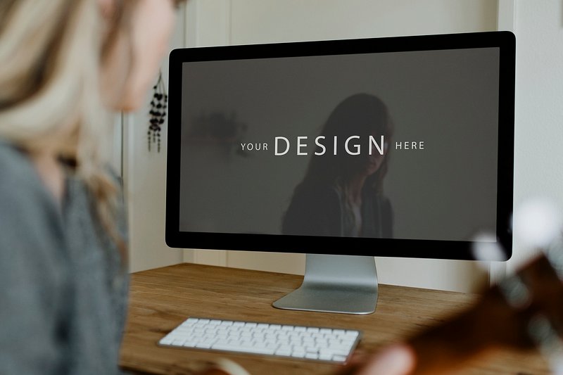 Woman using a computer screen | Premium PSD Mockup - rawpixel