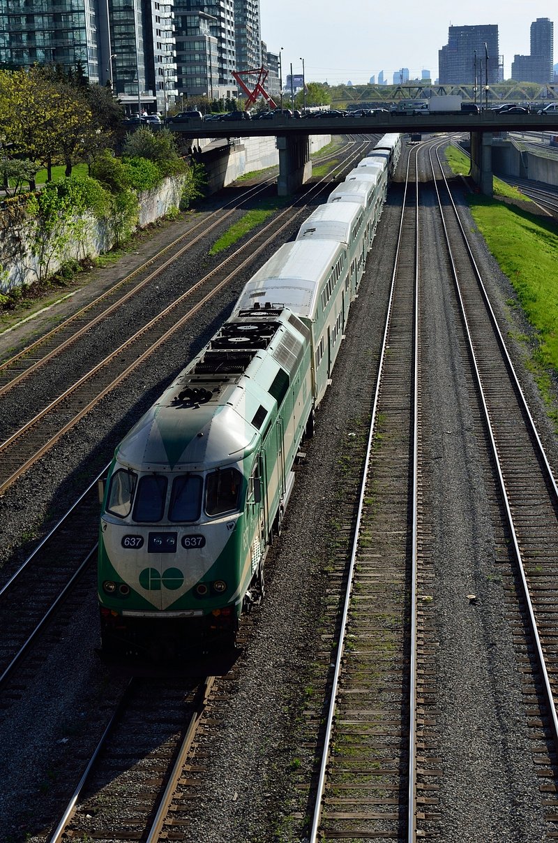 Go Train | Free Photo - rawpixel