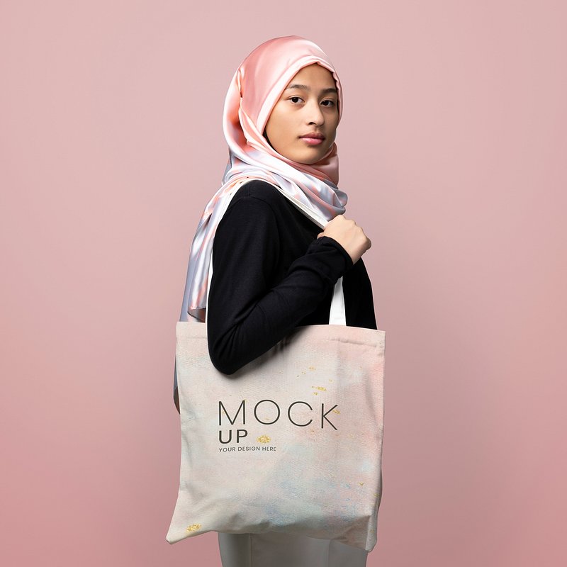Muslim woman carrying a tote | Premium PSD Mockup - rawpixel