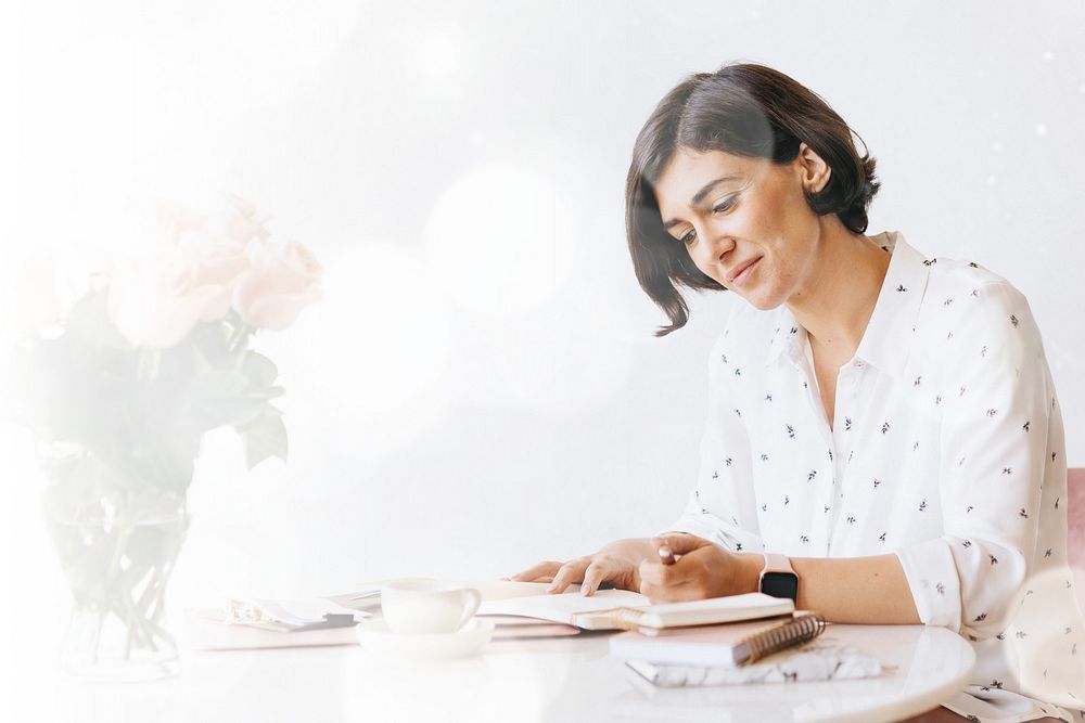 Business woman making plan notebook | Free Photo Illustration - rawpixel