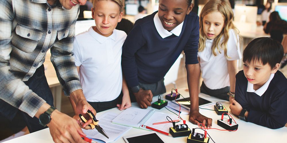 Children learning electronics together | Free Photo - rawpixel