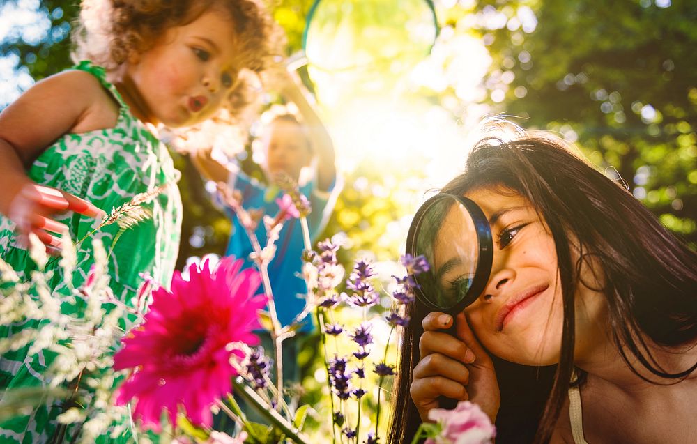 Children exploring nature magnifying glass | Free Photo - rawpixel