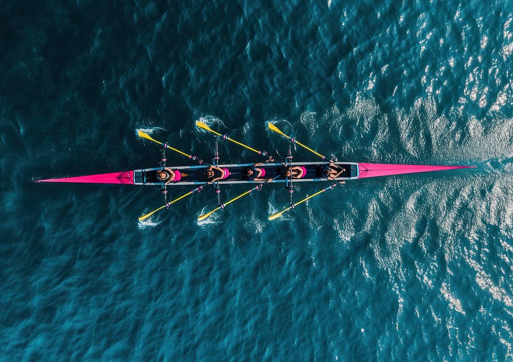 Four-woman rowing team racing water | Free Photo - rawpixel