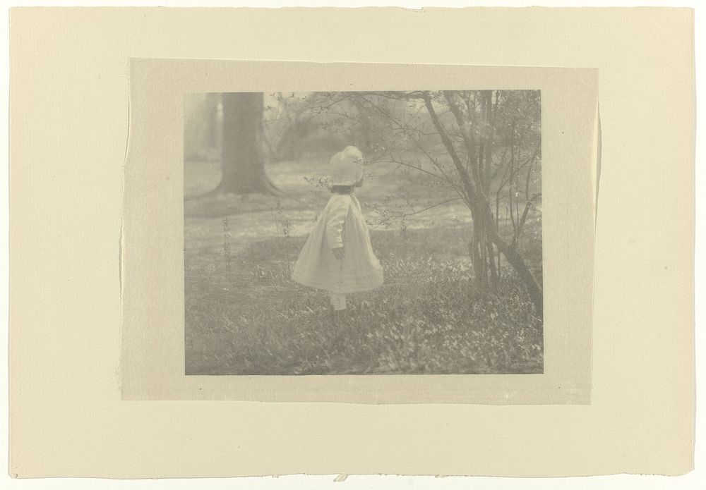 Meisje met hoed, staande een | Free Photo Illustration - rawpixel