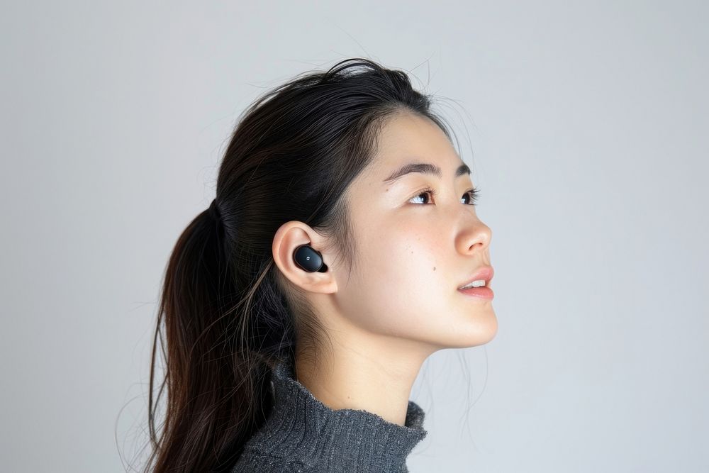 Asian woman wireless earbuds photography | Free Photo - rawpixel
