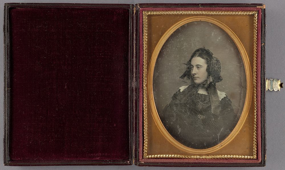 Portrait seated woman Three-Quarter Profile | Free Photo - rawpixel