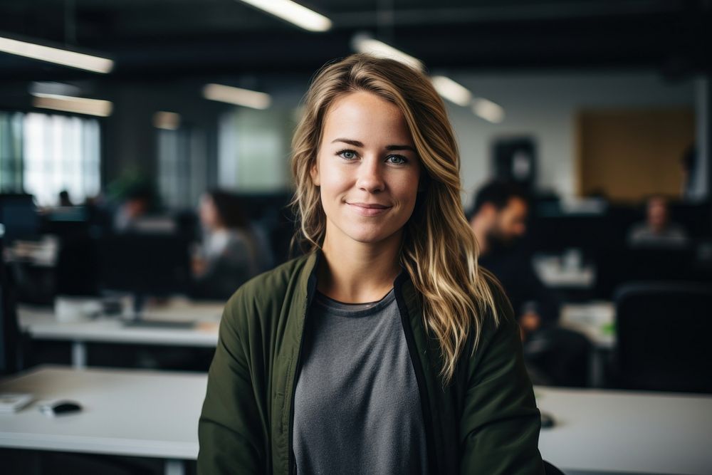 young female tech entrepreneur portrait | Free Photo - rawpixel