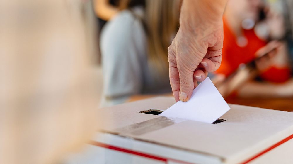 Close-up hand placing ballot voting | Premium Photo - rawpixel