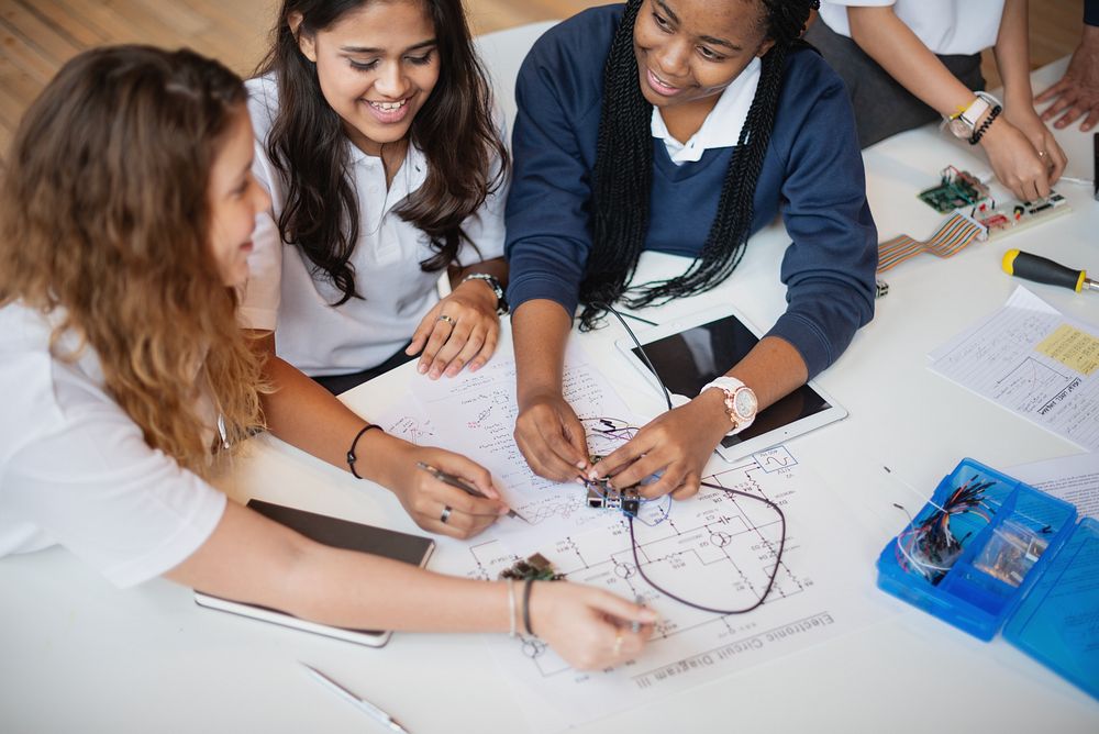 Group diverse students collaborating project. | Free Photo - rawpixel