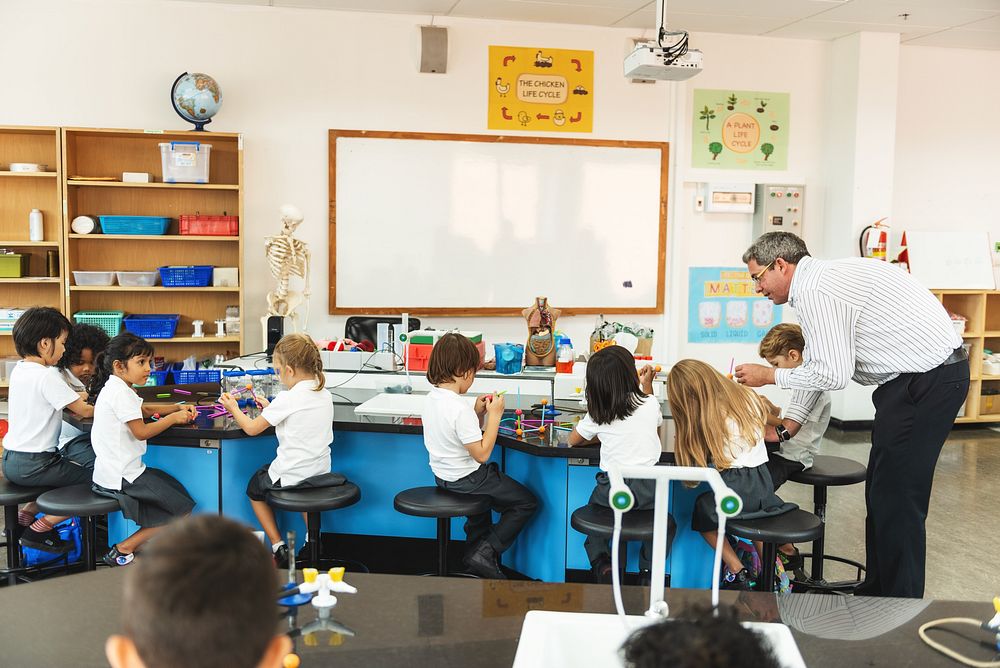 Diverse elementary students science classroom | Free Photo - rawpixel
