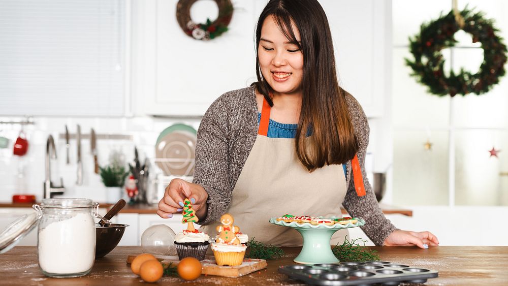 Asian woman baking kitchen, decorating | Free Photo - rawpixel