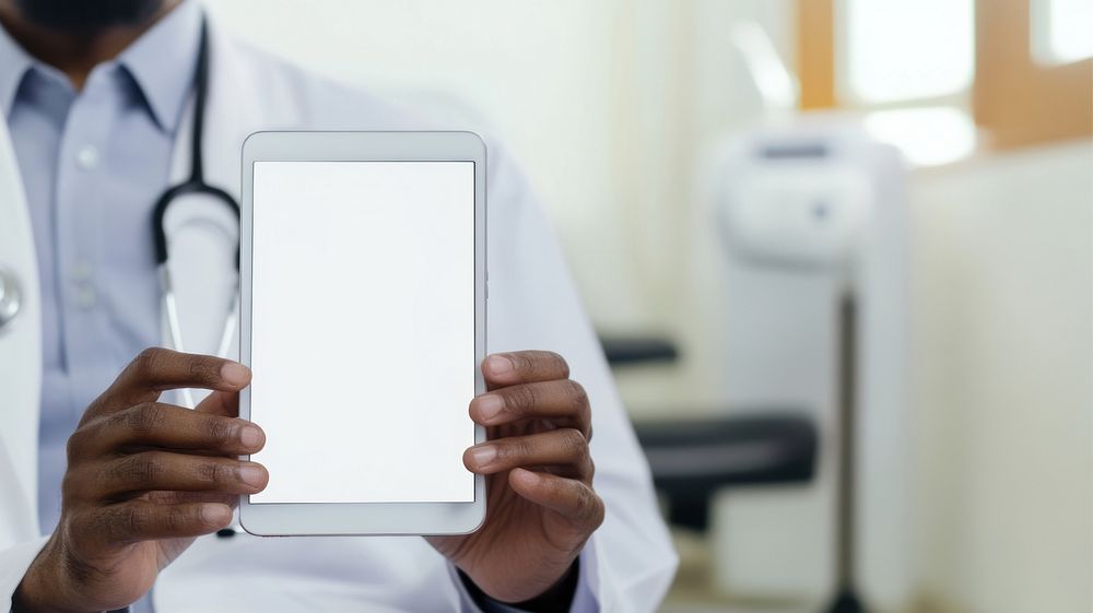 Doctor showing tablet doctor screen | Free Photo - rawpixel