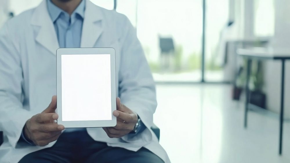 Doctor showing tablet doctor screen | Free Photo - rawpixel
