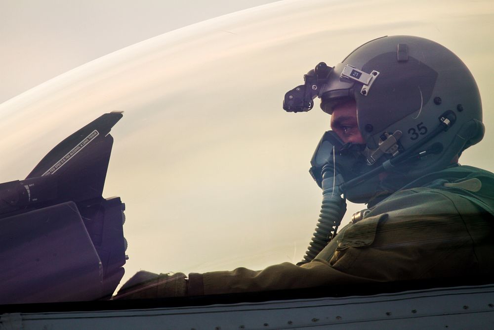 A U.S. Air Force F-16C | Free Photo - rawpixel