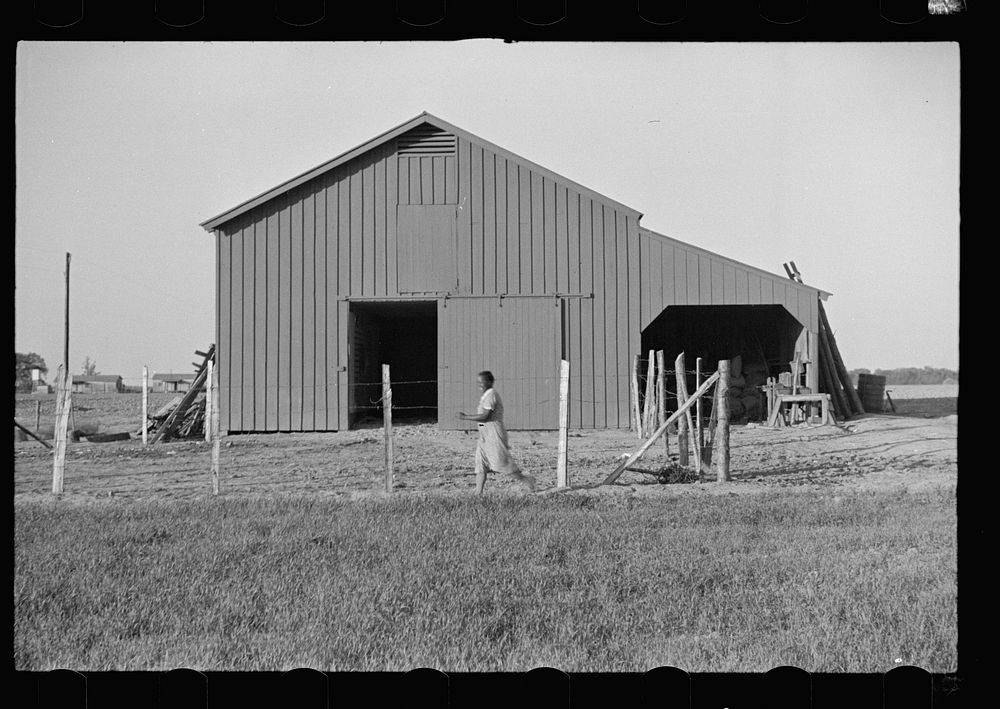 Barn Roanoke Farms Project, North | Free Photo - rawpixel