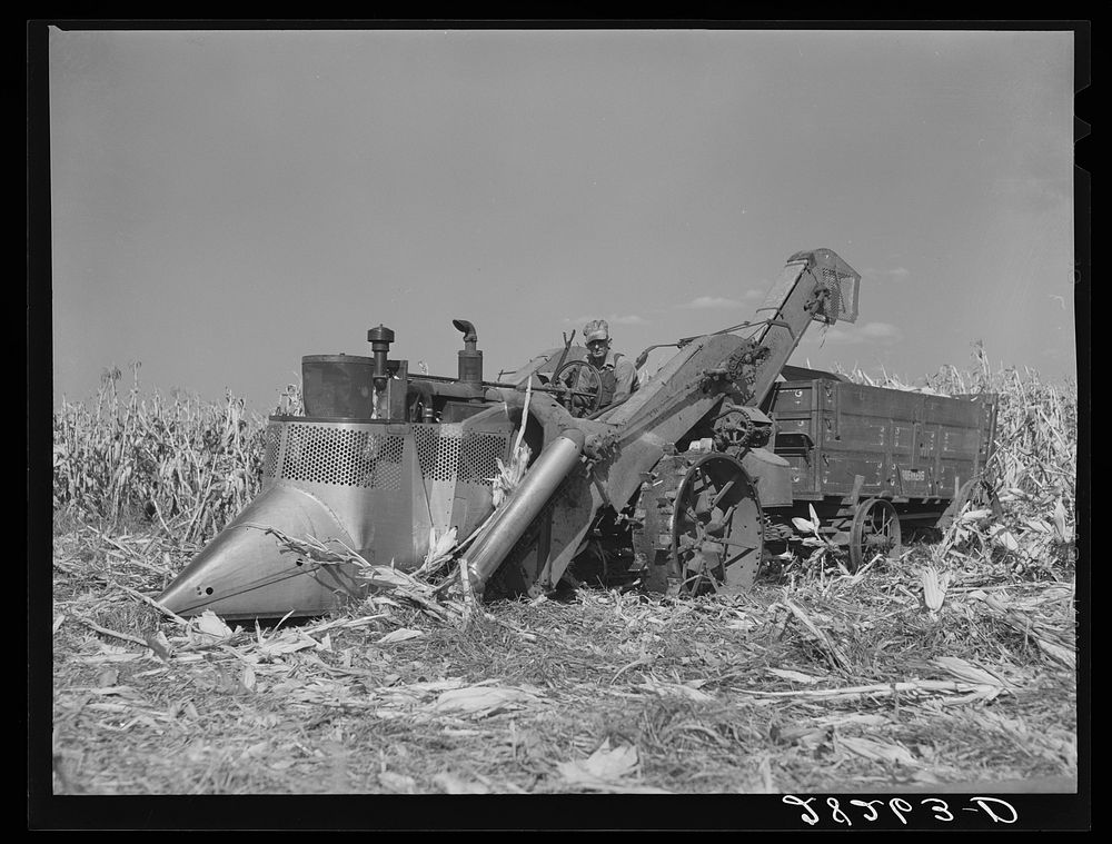 One-row mounted type mechanical corn | Free Photo - rawpixel