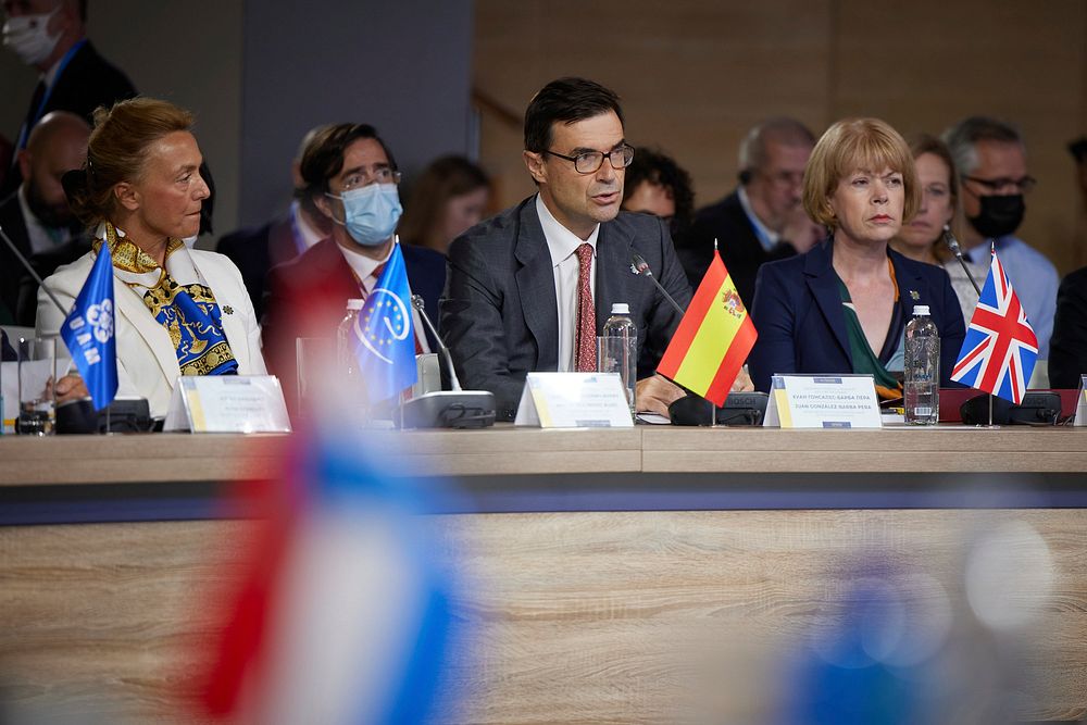 President Ukraine opened inaugural summit | Free Photo - rawpixel