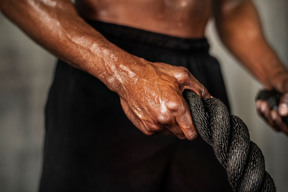 Muscular man working battle ropes | Premium Photo - rawpixel