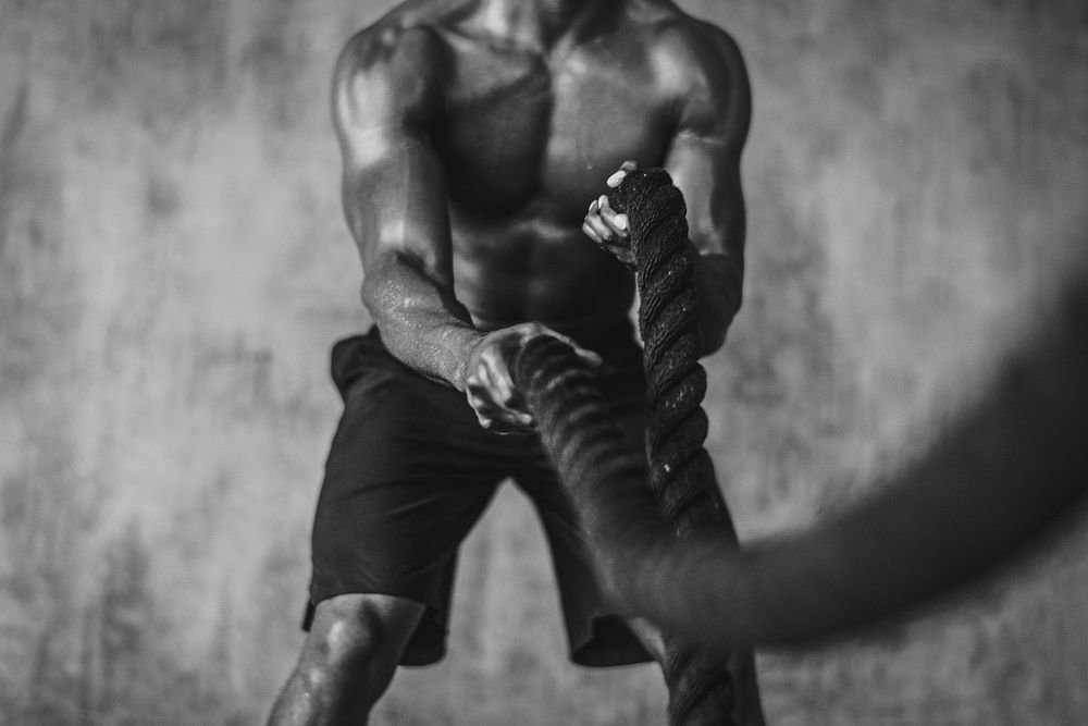 Muscular man working battle ropes | Premium Photo - rawpixel