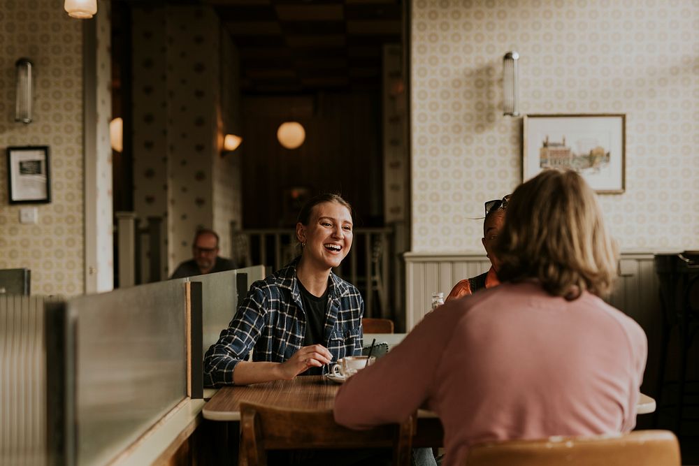Friends hanging out at cafe | Premium Photo - rawpixel