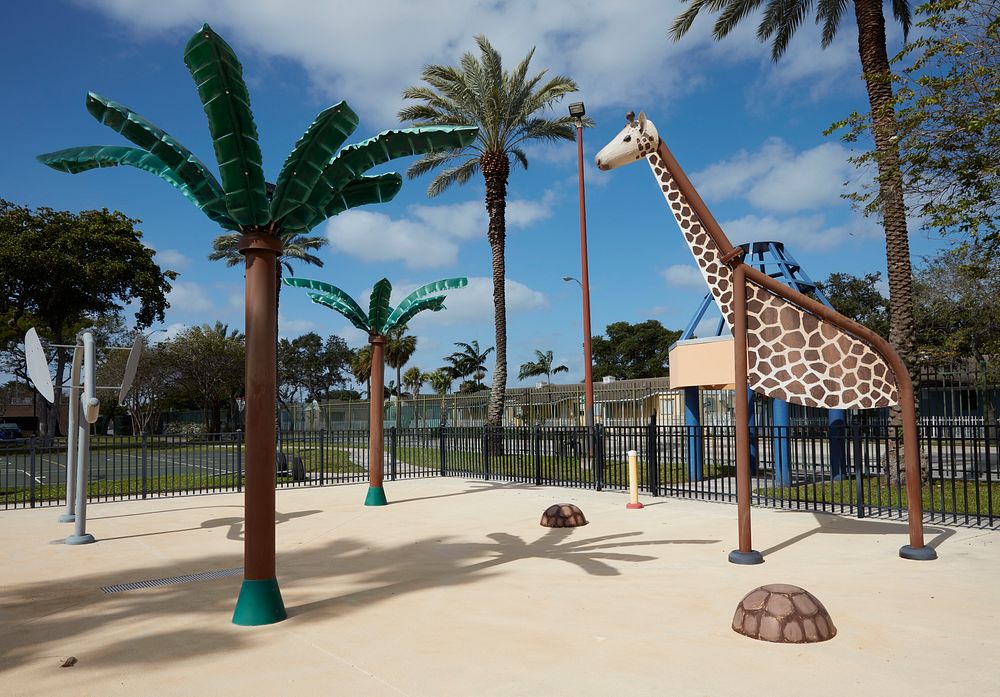 Giraffe sculpture African Square Park | Free Photo - rawpixel