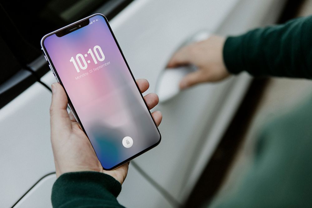 Man using a mobile screen | Free PSD Mockup - rawpixel