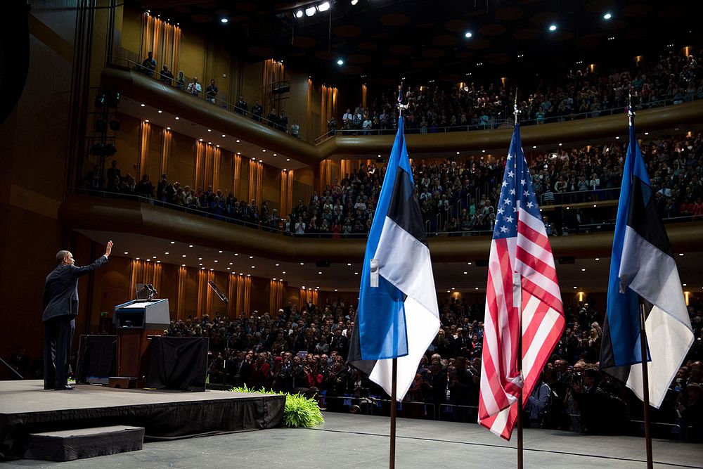 President Barack Obama waves audience | Free Photo - rawpixel