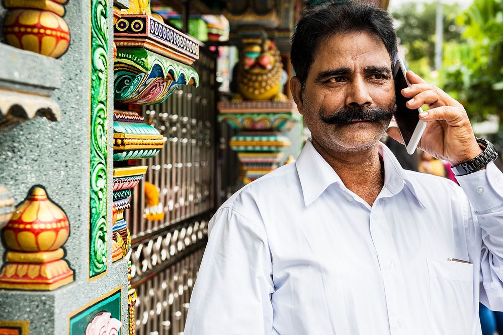 Indian people using mobile phone | Premium Photo - rawpixel