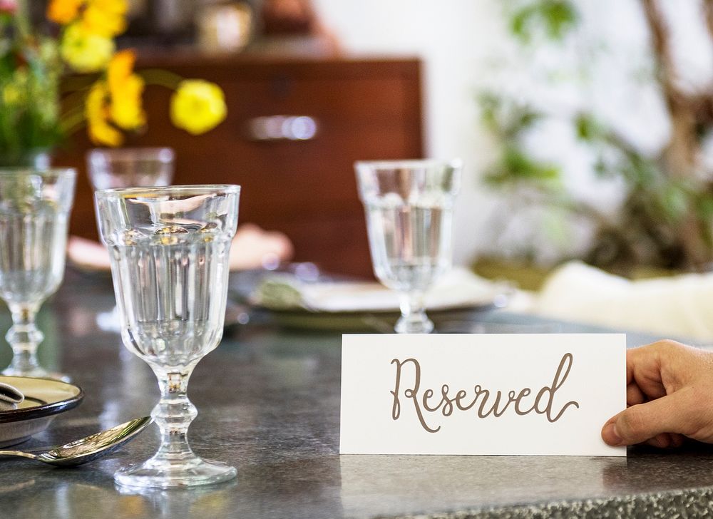 Table reserved in a cafe | Premium PSD Mockup - rawpixel