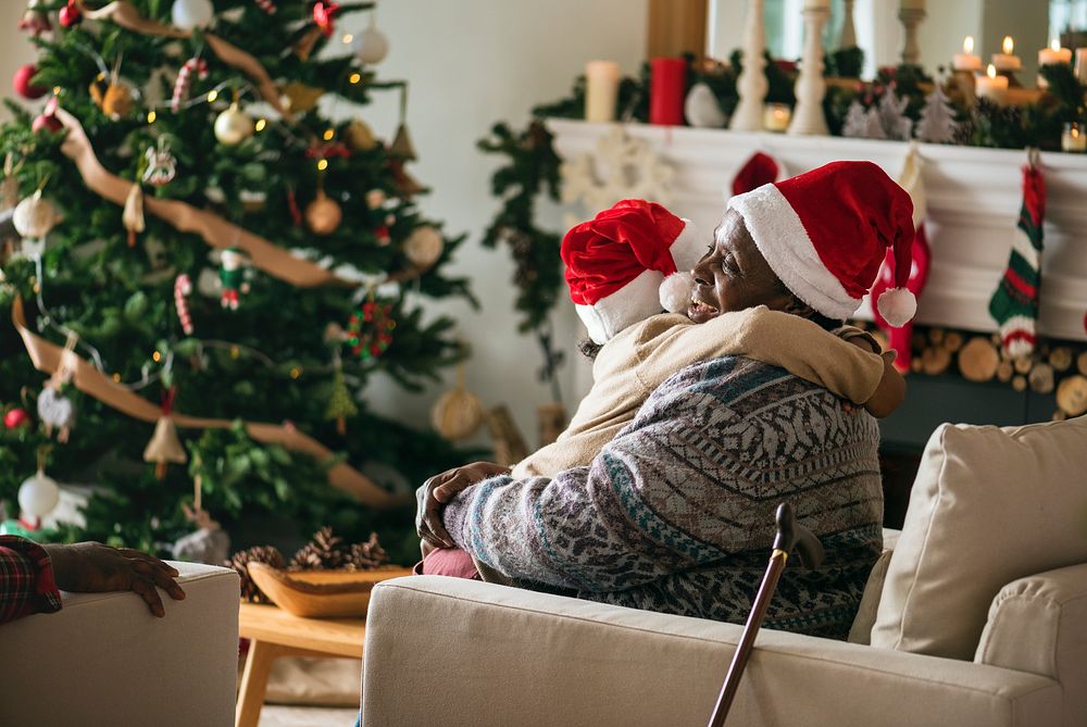 People are enjoying Christmas holiday | Photo - rawpixel