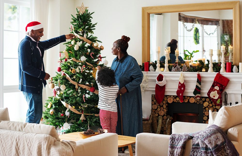 People decorating Christmas tree | Premium Photo - rawpixel