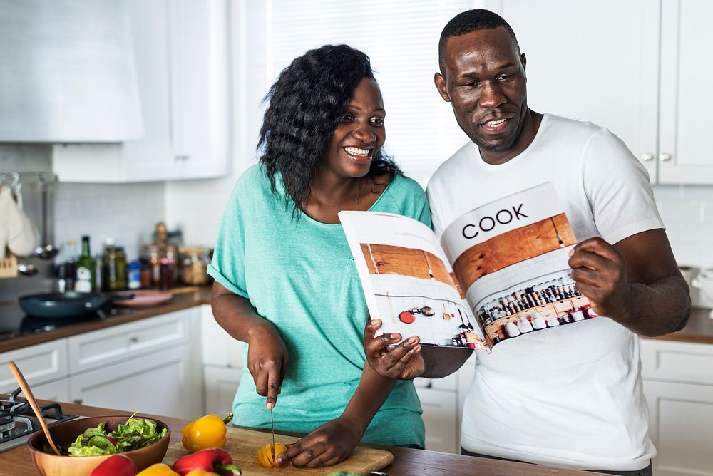 Black couple cooking in the kitchen | Photo - rawpixel