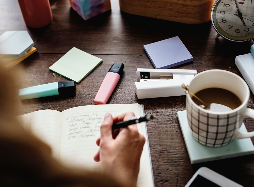 Caucasian woman writing a note | Premium Photo - rawpixel