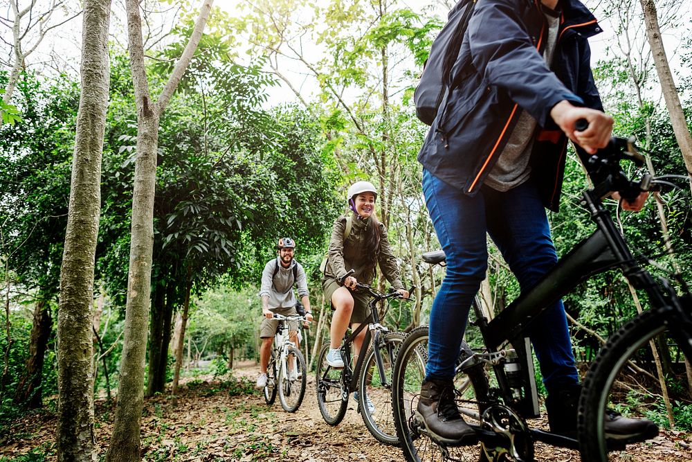 Group friends ride mountain bike | Premium Photo - rawpixel