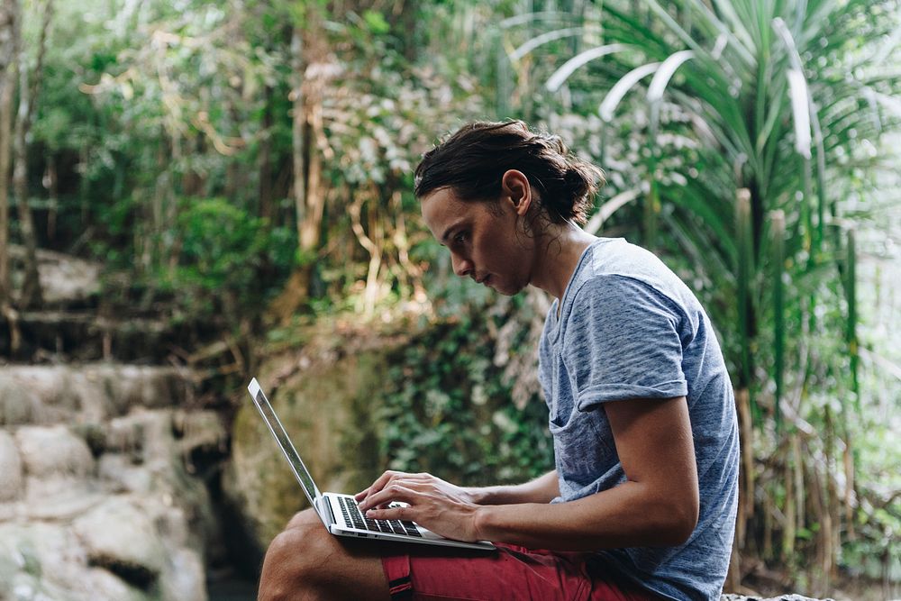 White man using computer laptop | Free Photo - rawpixel