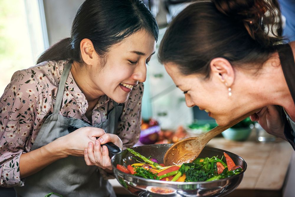 Two women cooking healthy vegetables | Photo - rawpixel