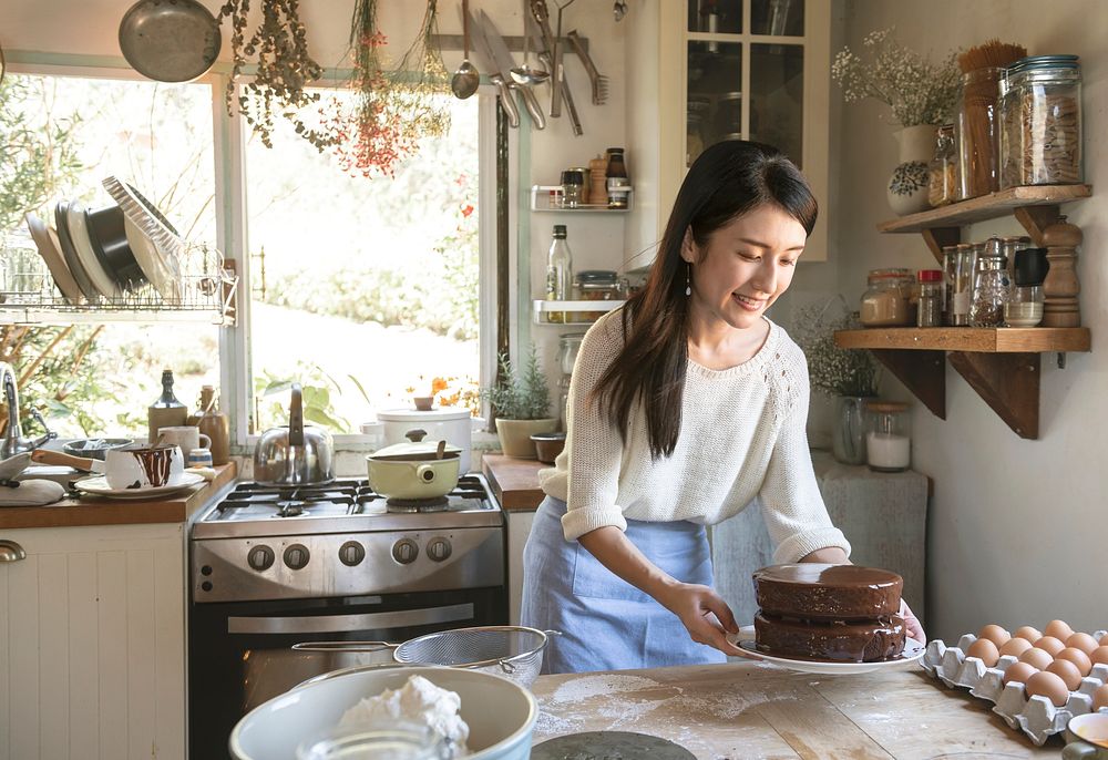 Japanese woman making chocolate fudge | Premium Photo - rawpixel