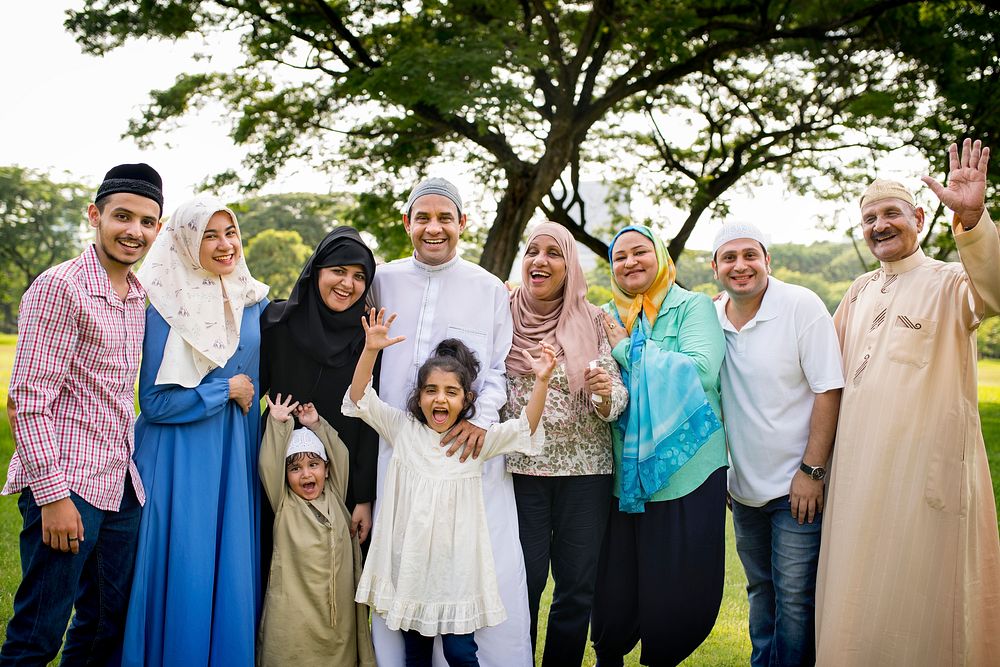 Muslim family having a good | Photo - rawpixel