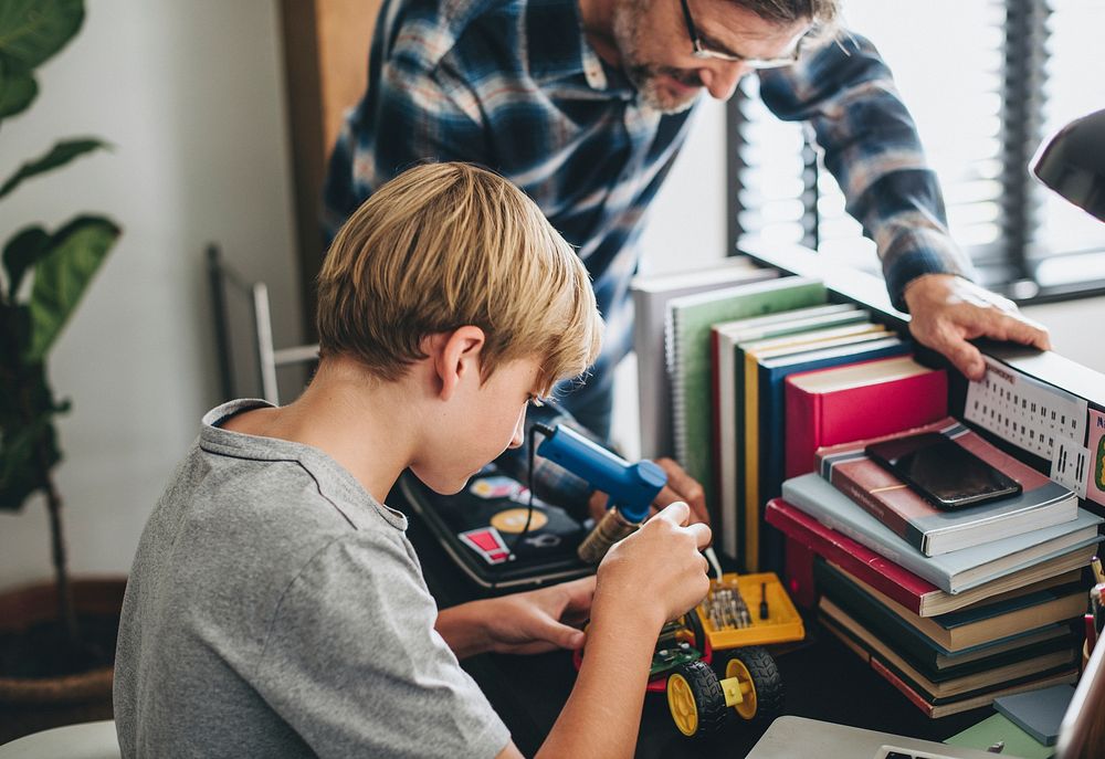 Young boy learning about electronics | Photo - rawpixel