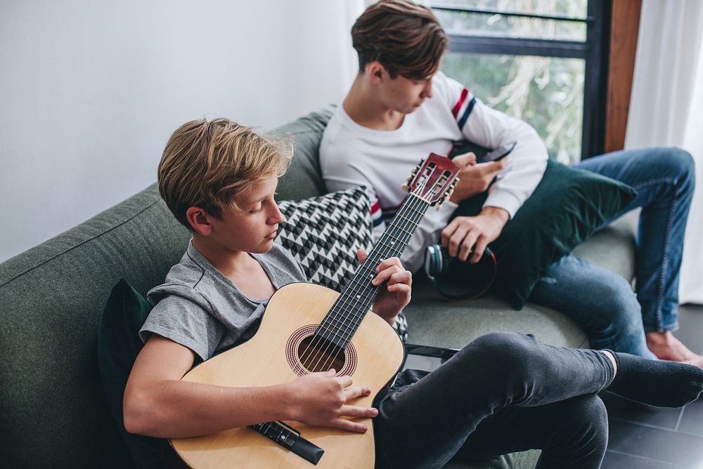 Brothers hanging out on the couch | Premium Photo - rawpixel
