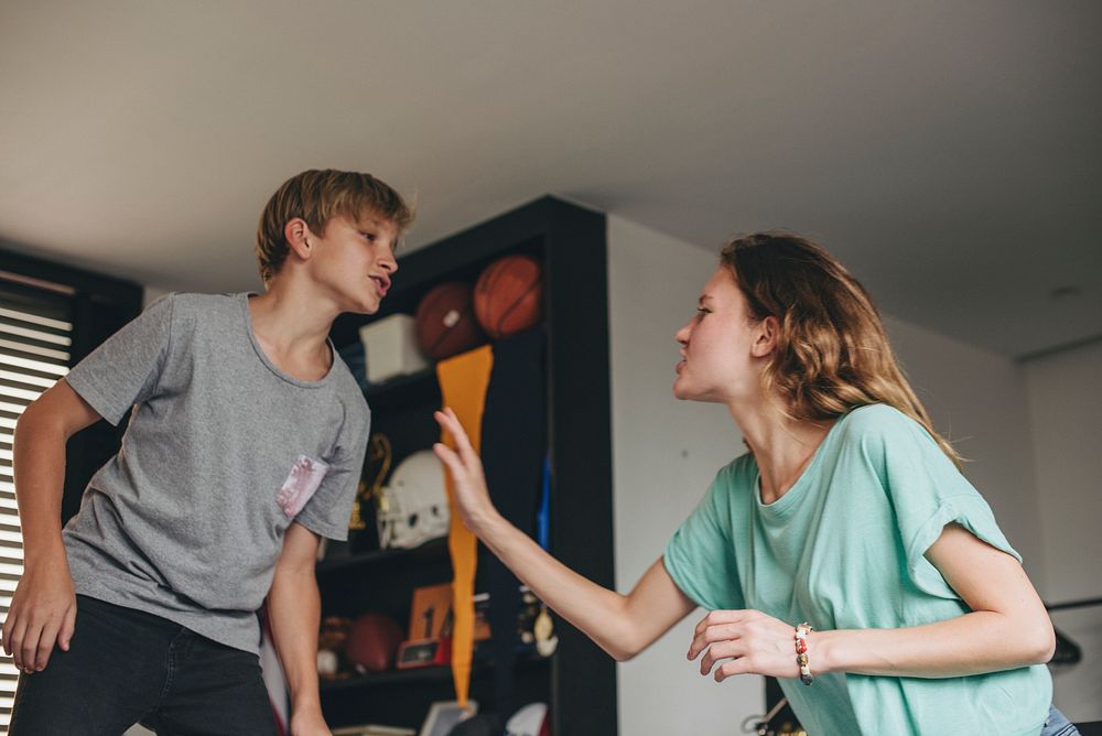 Brother and sister arguing with each | Photo - rawpixel