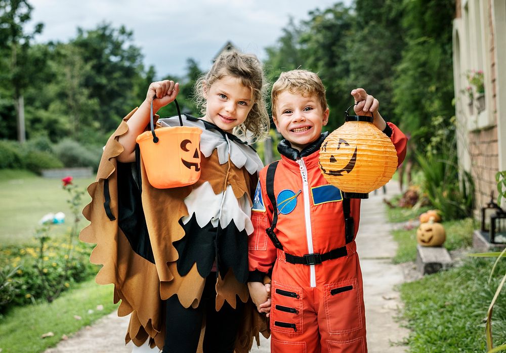 Little kids at Halloween party | Free Photo - rawpixel