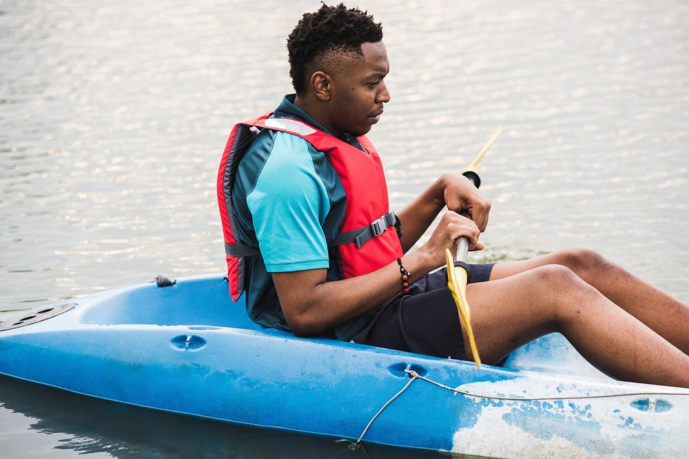 Man canoeing in a lake | Premium Photo - rawpixel