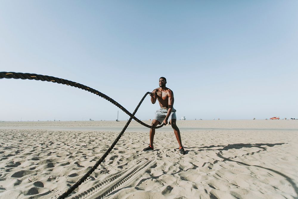 Fit man working battle ropes | Premium Photo - rawpixel