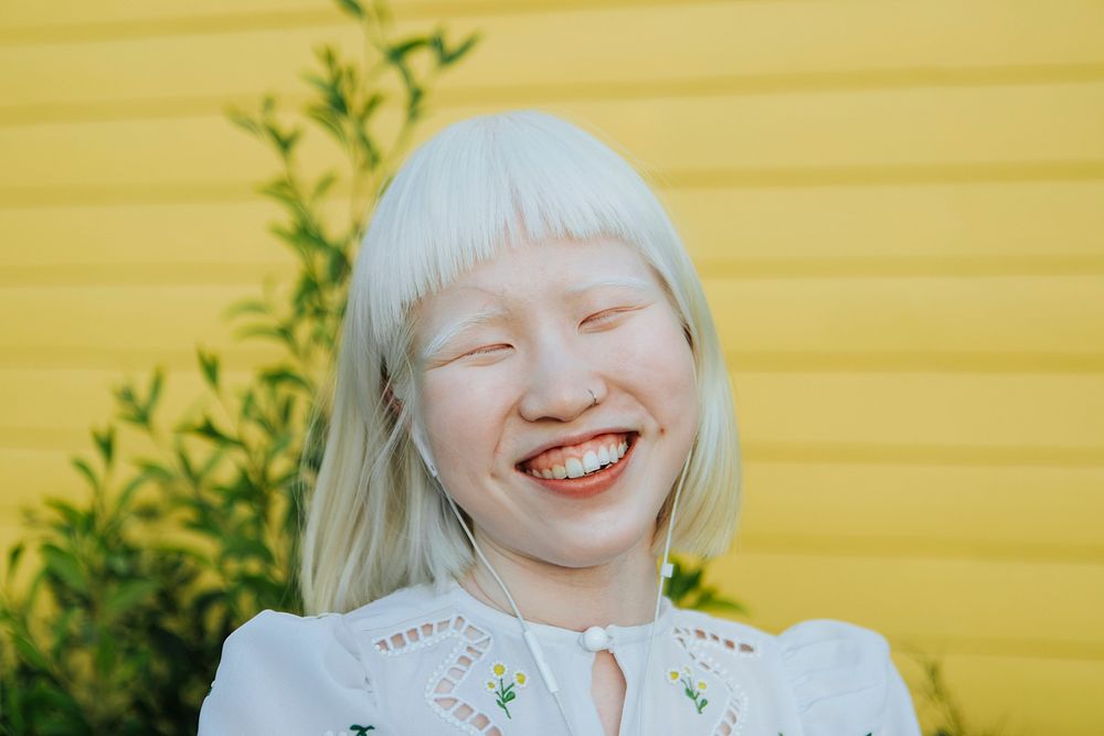 Cute albino girl listening to her | Photo - rawpixel