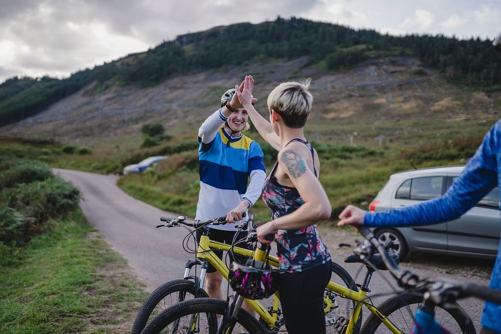 Cyclists giving each other high | Premium Photo - rawpixel